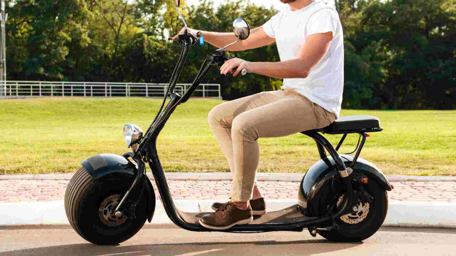 Tem ciclomotor? Condutor deve regular CNH e licenciamento a partir ...